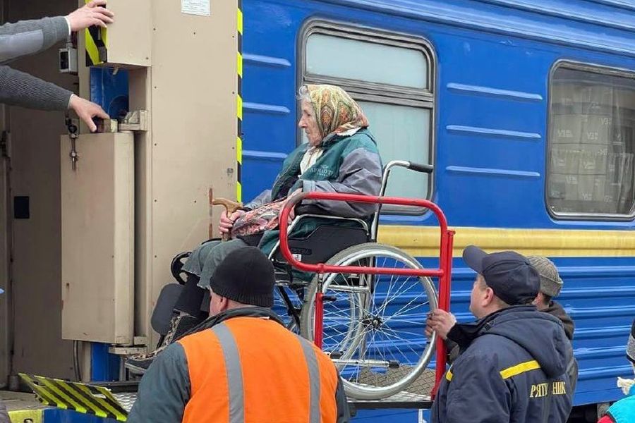 Темпи евакуації зі сходу та півдня залишаються високими щодня виїжджає
